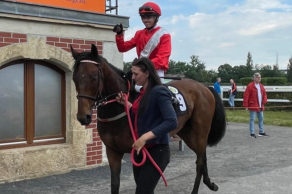 Leon Wolff hievt Anniemation zum Sieg in der Viererwette - GaloppOnline.de